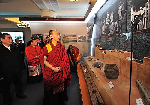 第十一世班禅额尔德尼确吉杰布参观西藏民主改革50年展览