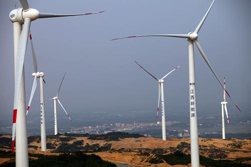江西最大风电场风机吊装完成