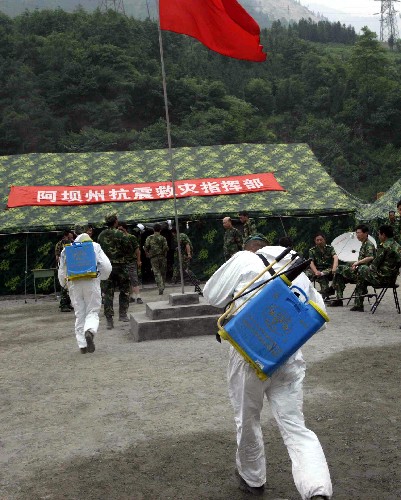 失事直升机部分遗物和残骸运抵阿坝州抗震救灾指挥部