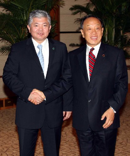 李肇星与吉尔吉斯斯坦外长会谈