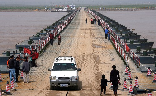 洽吴黄河浮桥建成通车