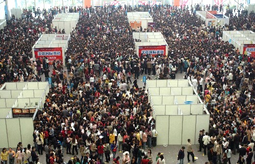 重庆高校毕业生双选会火爆开场