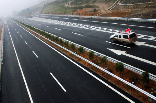 革命老区百色首条高速公路建成通车