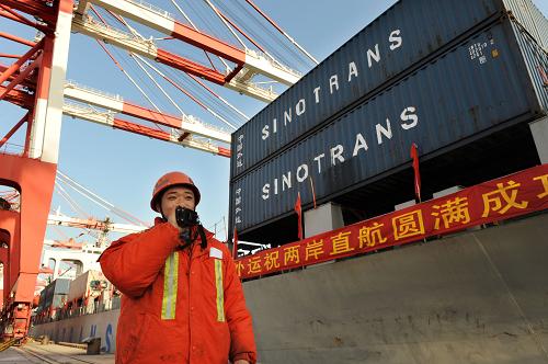 台湾直航大陆货轮基隆号驶抵青岛港
