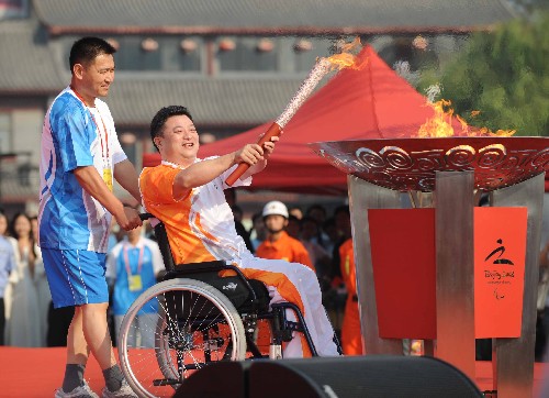 北京残奥会圣火在洛阳传递