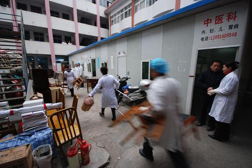 陕西略阳地震灾区最后一个板房医院喜搬新家
