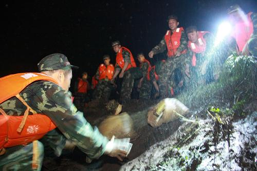 浦阳江水位再次上涨 武警官兵昼夜抢险固堤