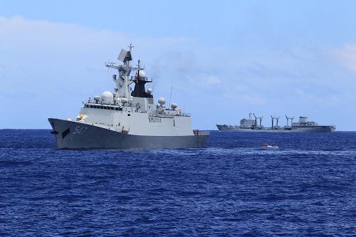 中国海军舰艇113编队在南太平洋进行临检拿捕演练